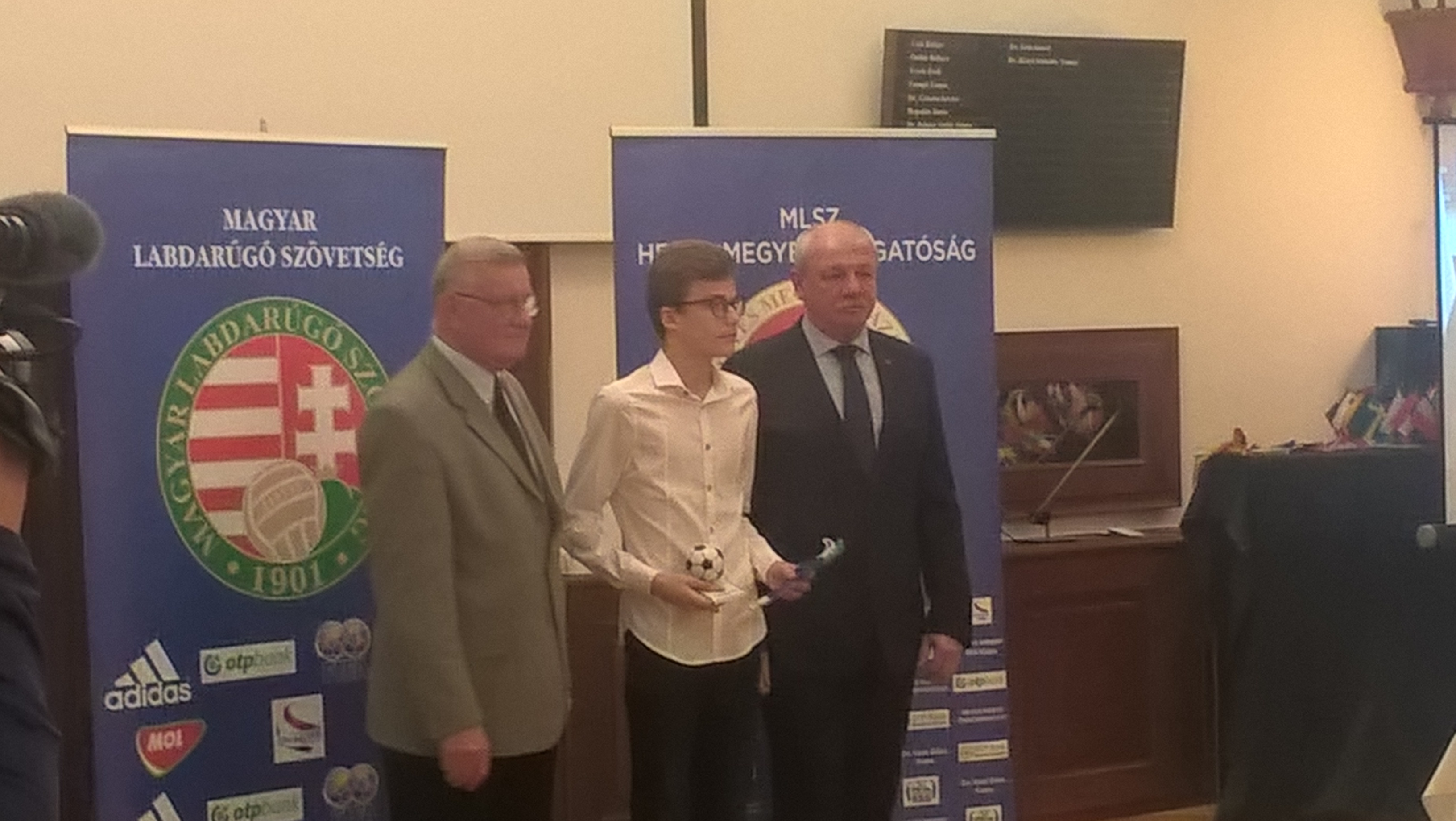 Az MLSZ Heves Megyei Igazgatósága és a Labdarúgás Jövőjéért Utánpótlás Alapítvány díjkiosztója ...